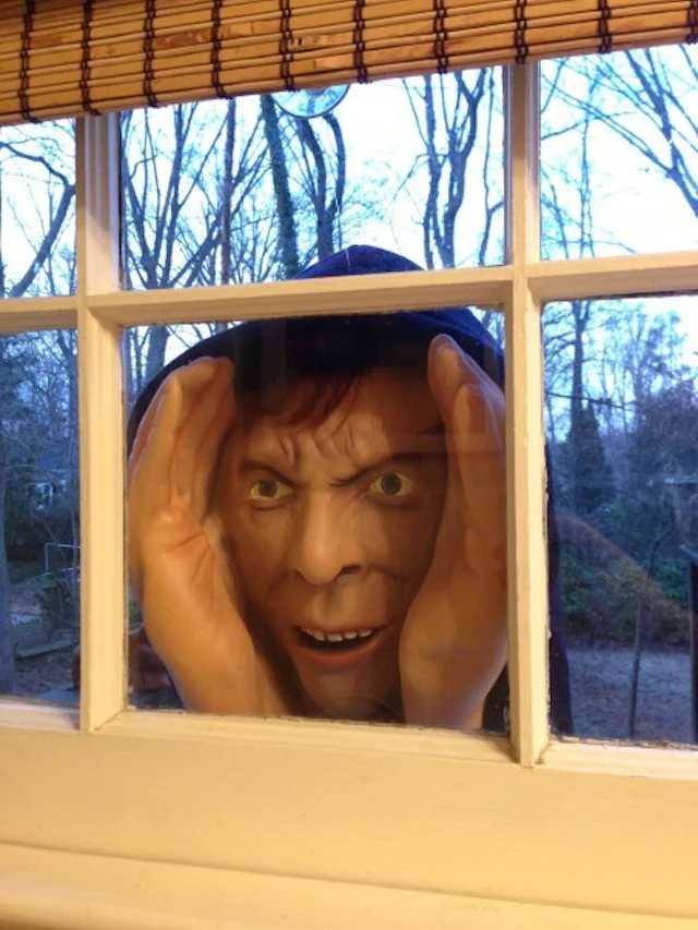 This 'Peeper Creeper' Halloween Decoration Is Everything That's Wrong ...
