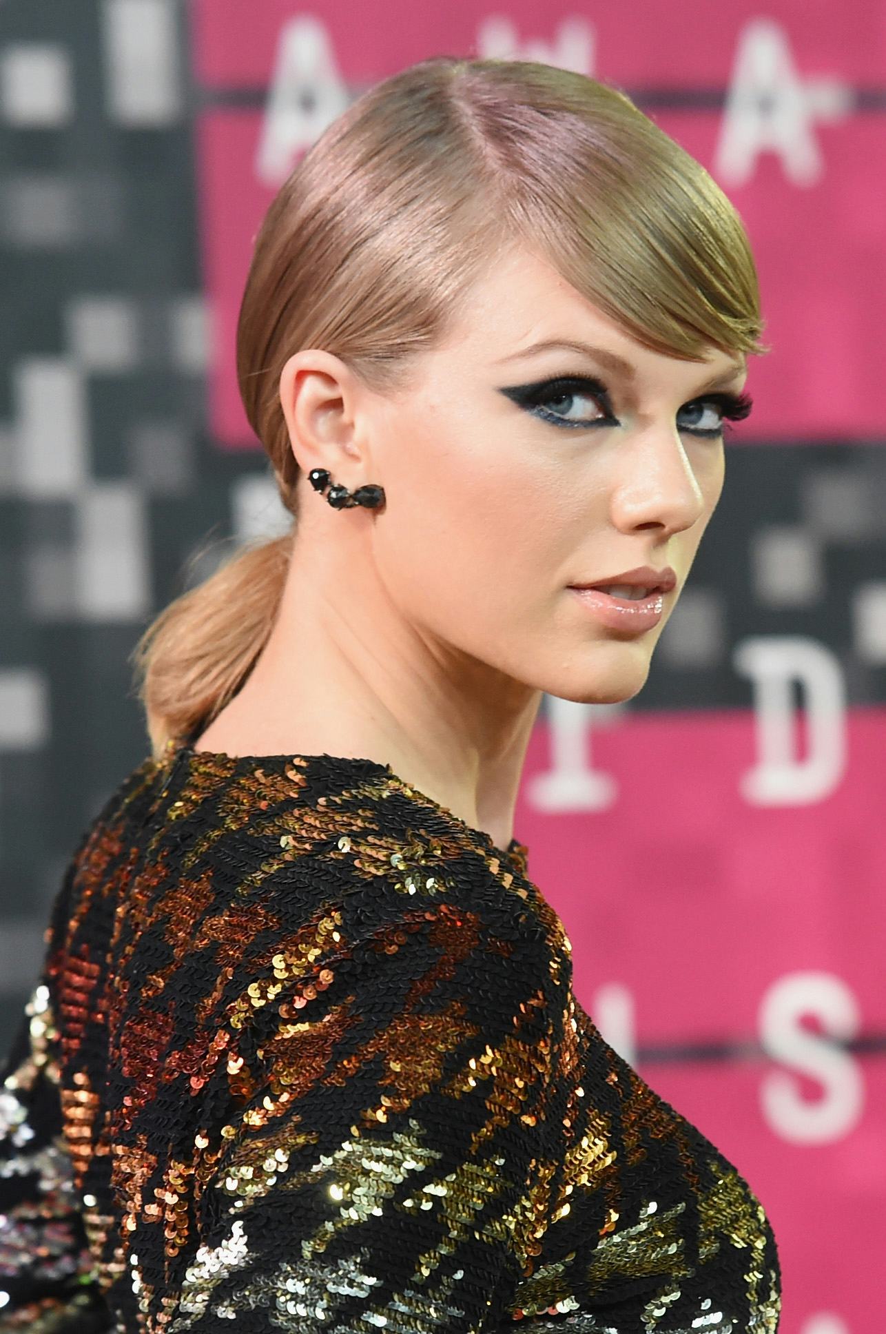 Taylor Swift's New Blue Hair Perfectly Complimented Her Dress On 'The ...