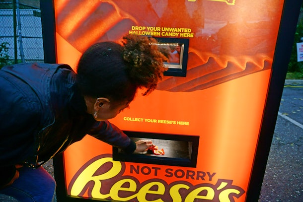 This Reese’s Candy Exchange Vending Machine Lets You Trade In Your ...