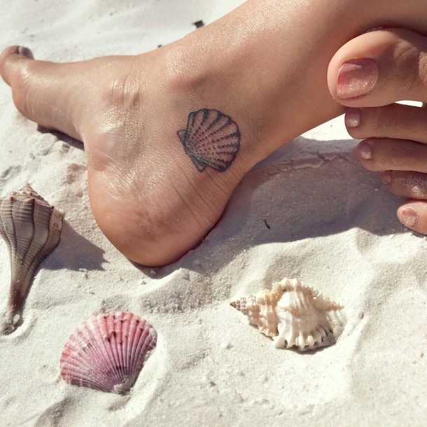 7 Small Shell Tattoo Ideas So Your Love For The Beach Never Fades 7-small-shell-tattoo-ideas-so-your-love-for-the-beach-never-fades